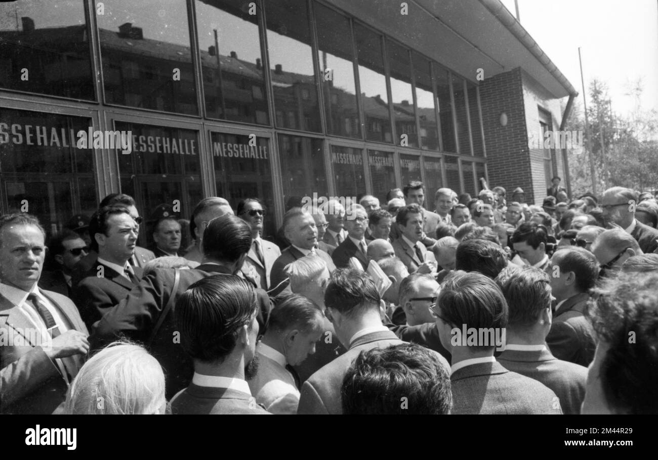 The German Federation of Trade Unions (DGB) demonstrated in 1966 ...