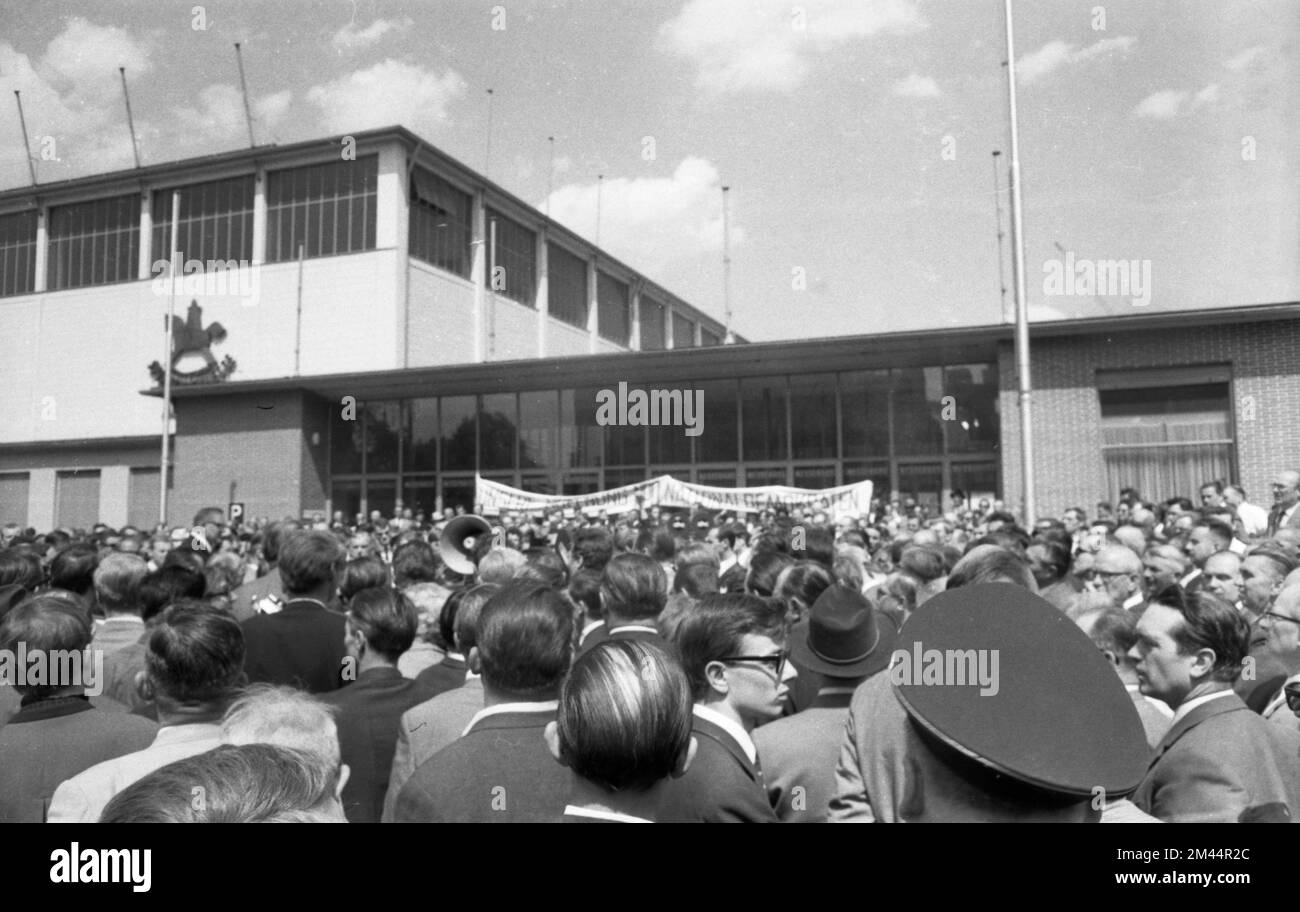 The German Federation of Trade Unions (DGB) demonstrated in 1966 ...