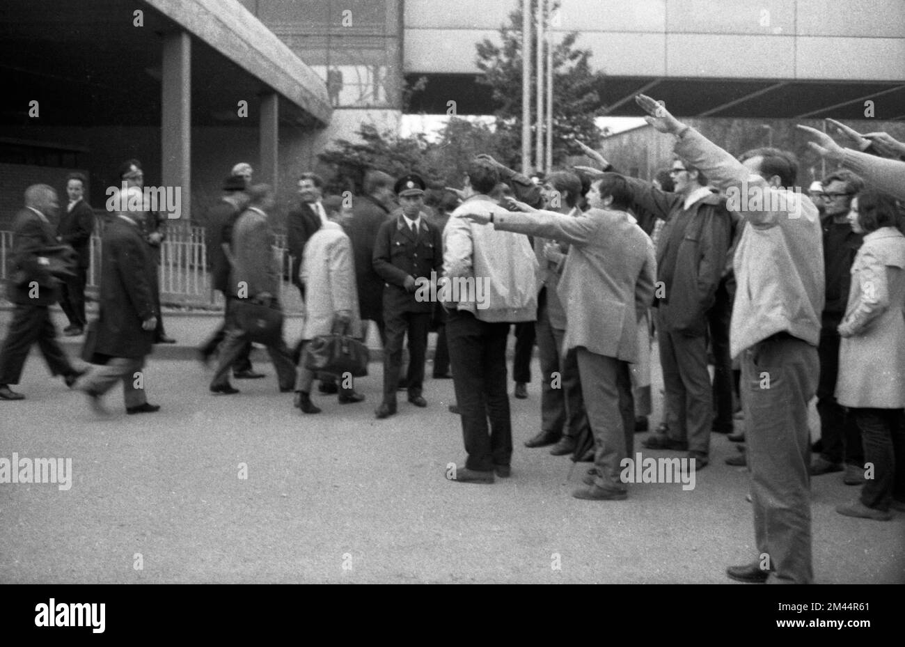 Hitler salute hi-res stock photography and images - Alamy