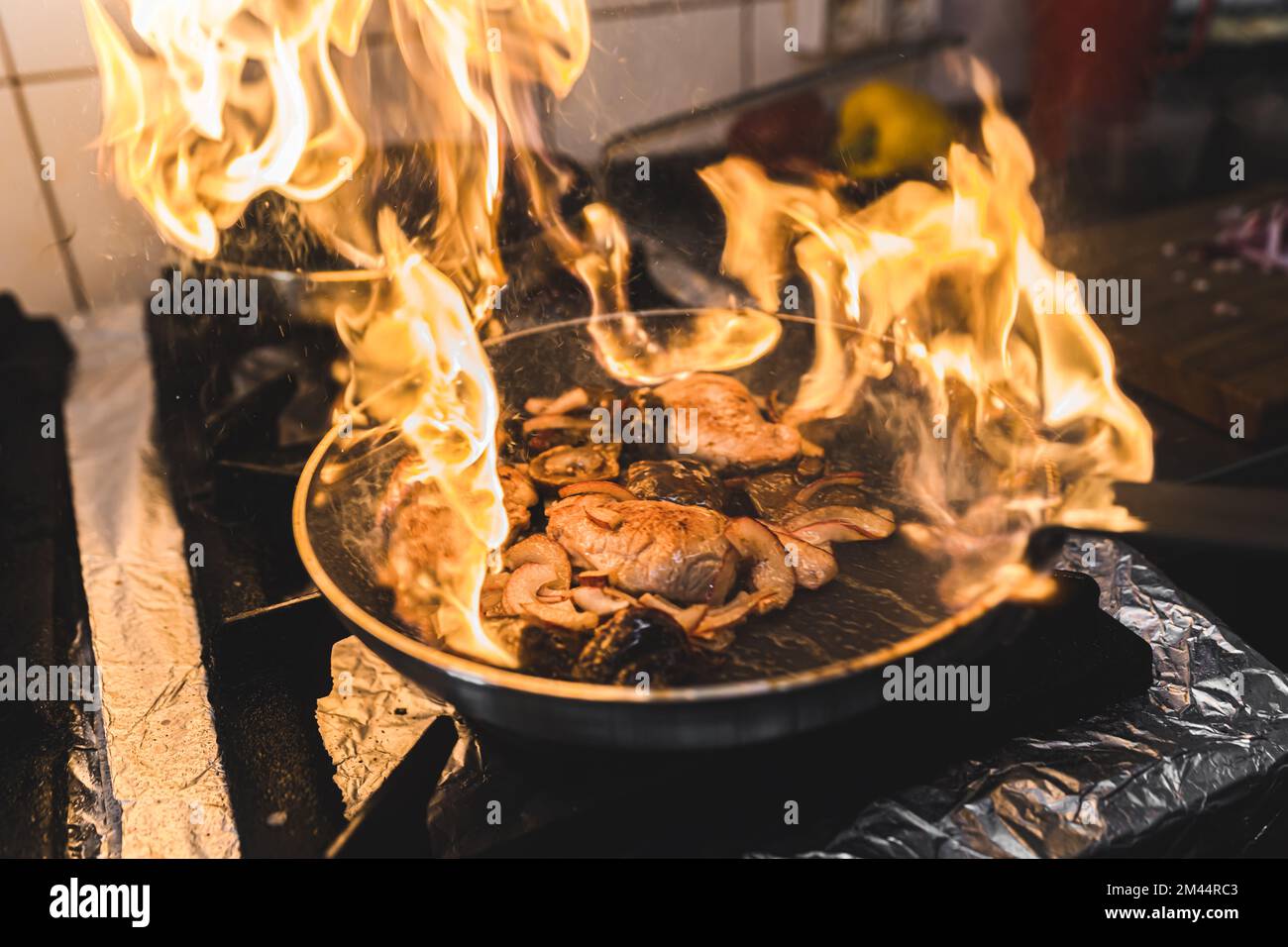 Kitchen restaurant flame hi-res stock photography and images - Alamy