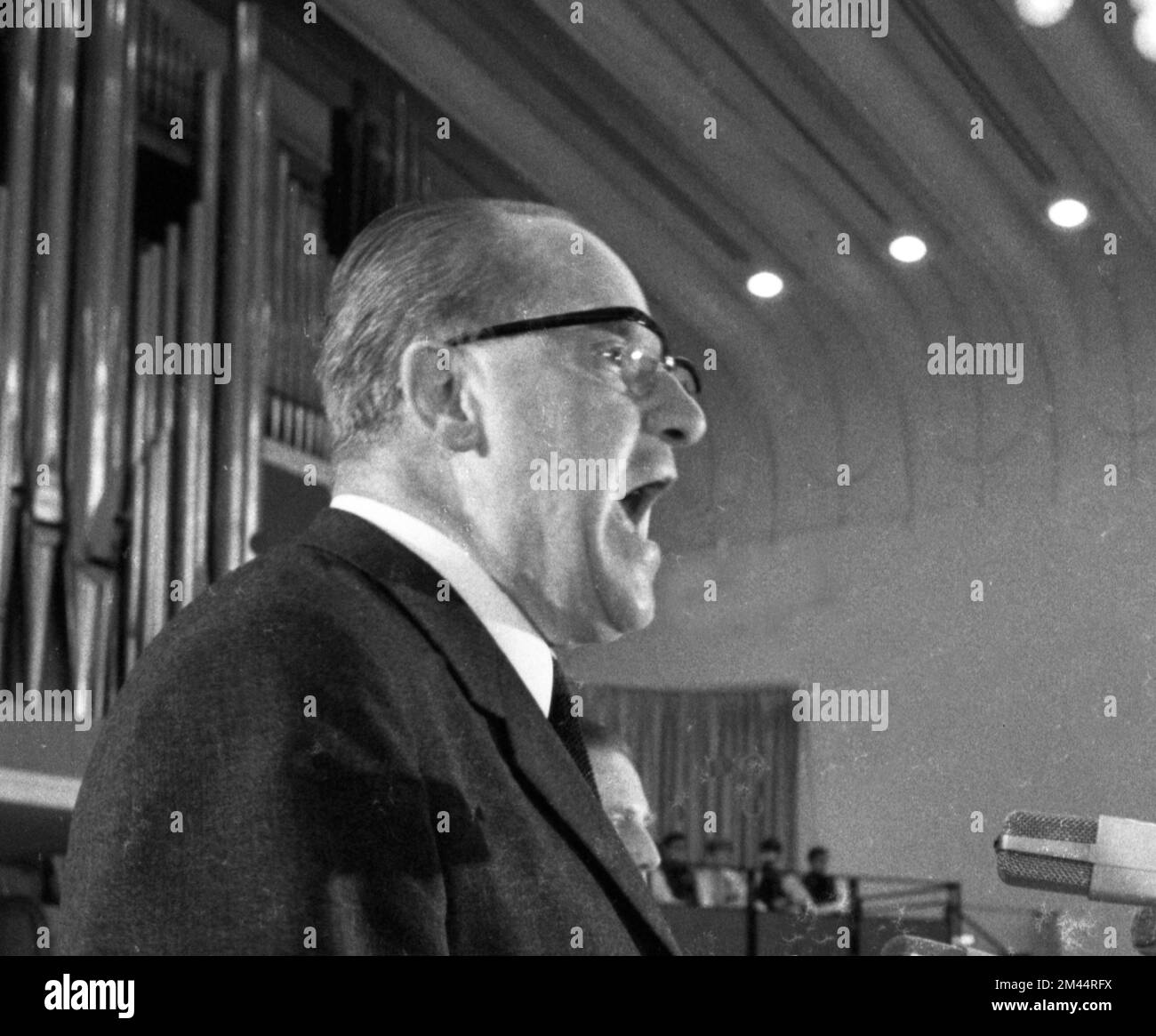 The SPD politician Herbert Wehner gave a speech in a church in the Ruhr ...