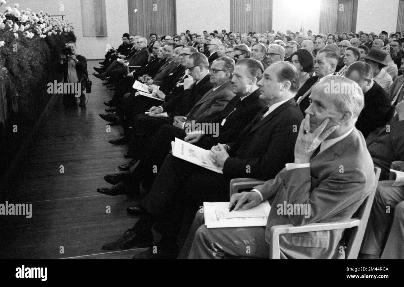 The SPD politician Herbert Wehner gave a speech in a church in the Ruhr ...
