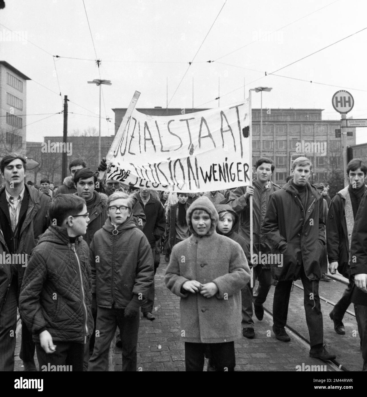 Students of all school types and ages in the Ruhr area in the years ...