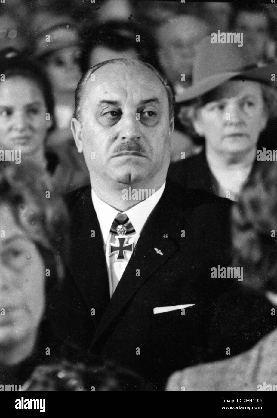 At a meeting of the Knight's Cross bearers in Kassel in 1970, these ...