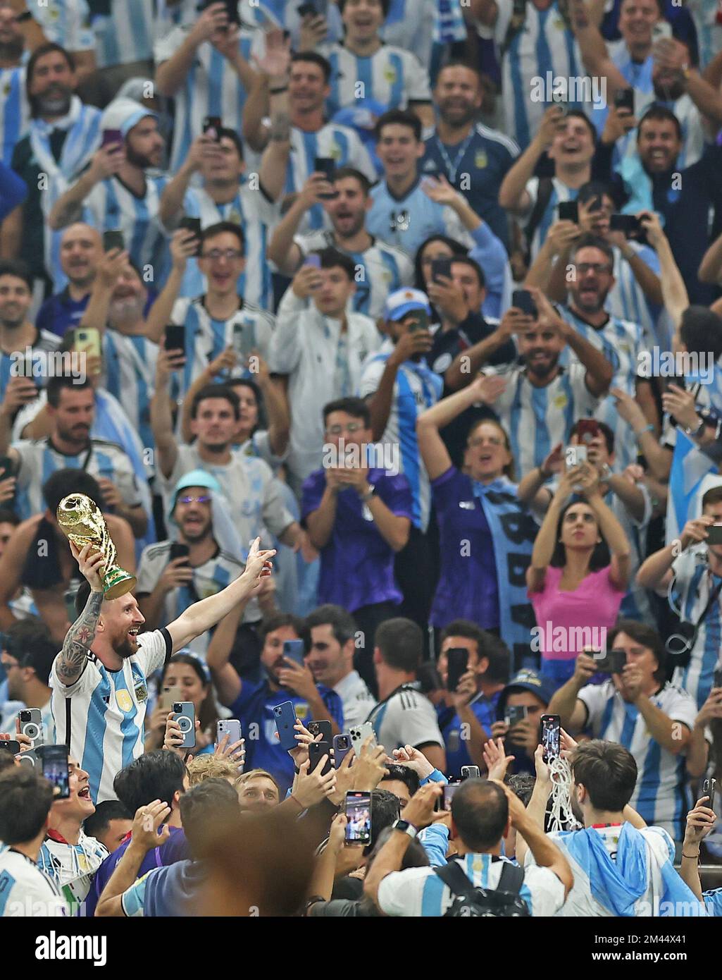 Lionel messi world cup 2022 trophy hi-res stock photography and images ...