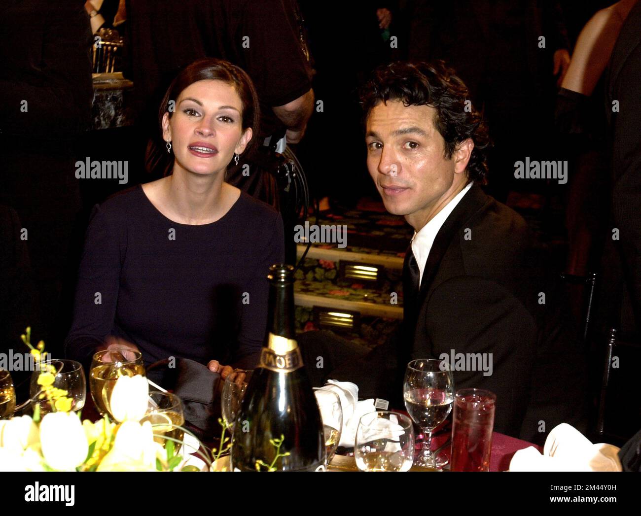 Julia roberts and benjamin bratt hi-res stock photography and images ...