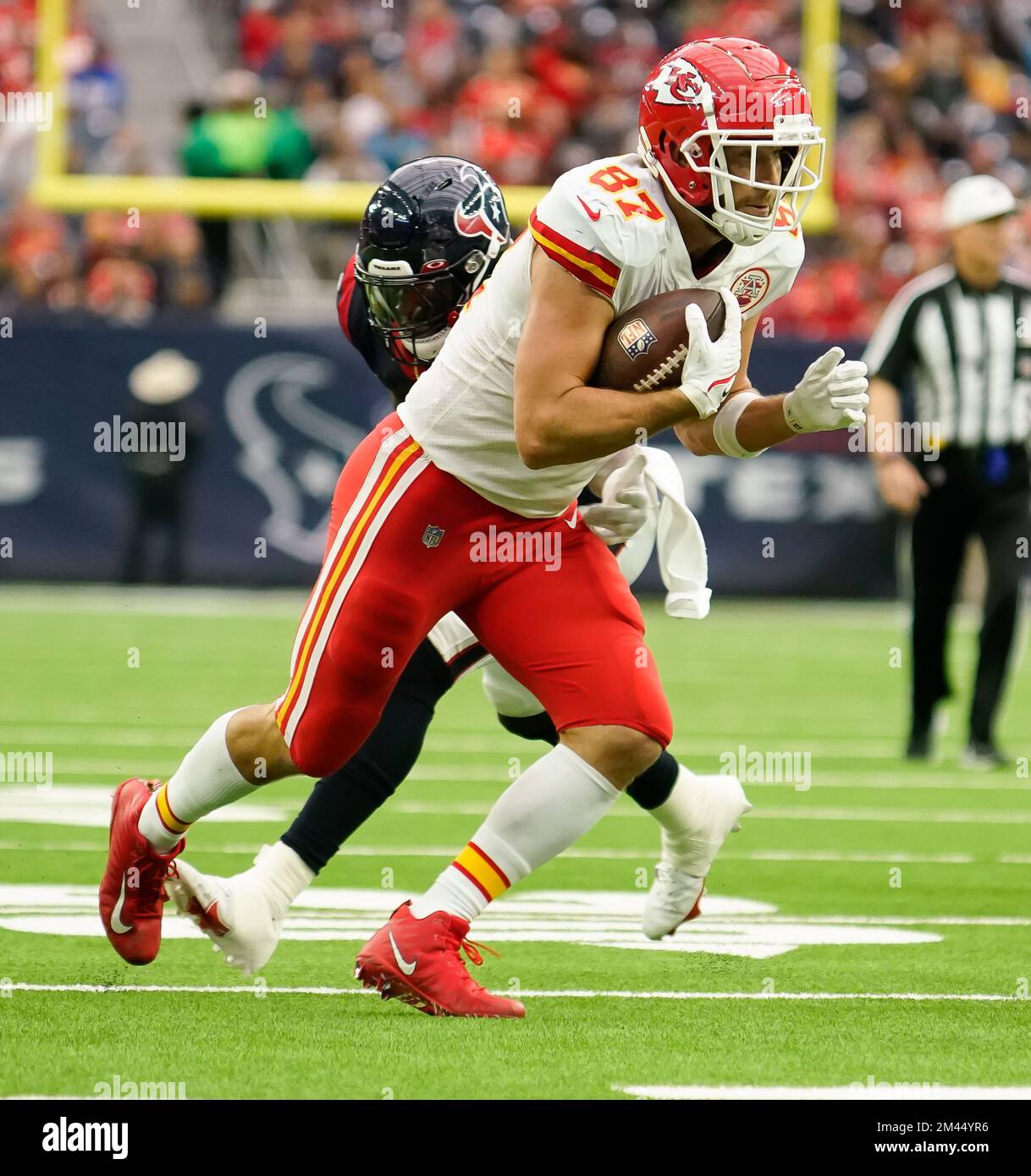 Kansas City Chiefs TRAVIS KELSEY (87) makes a reception in the first ...