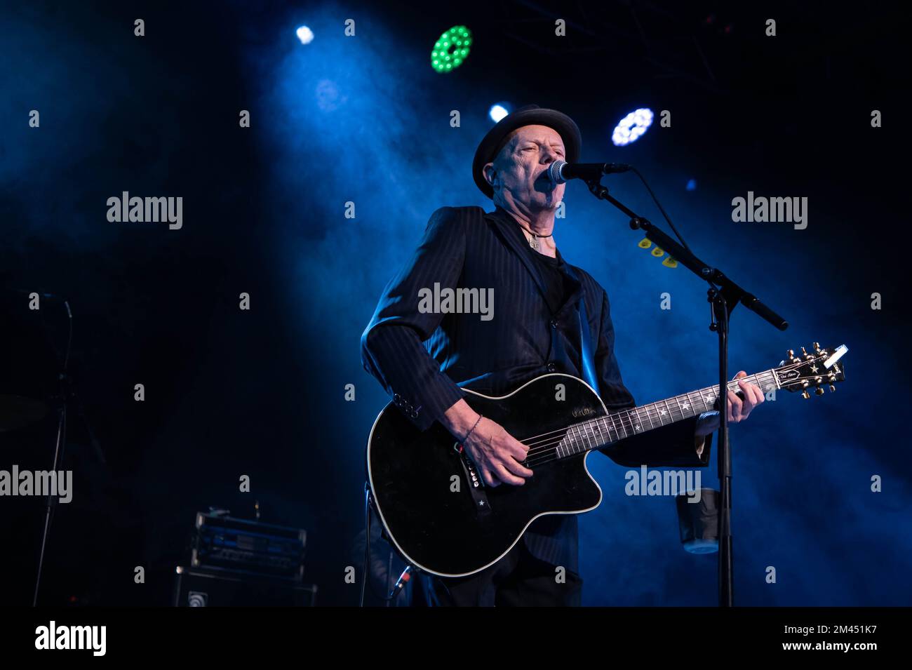 Glasgow, Scotland,17th December 2022 Jimmy O'Neil of The Silencers ...