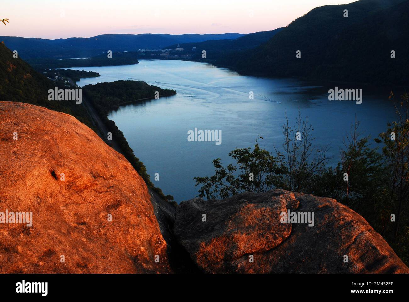 A lookout pint on Breakneck Ridge offers a splendid view of the Hudson ...