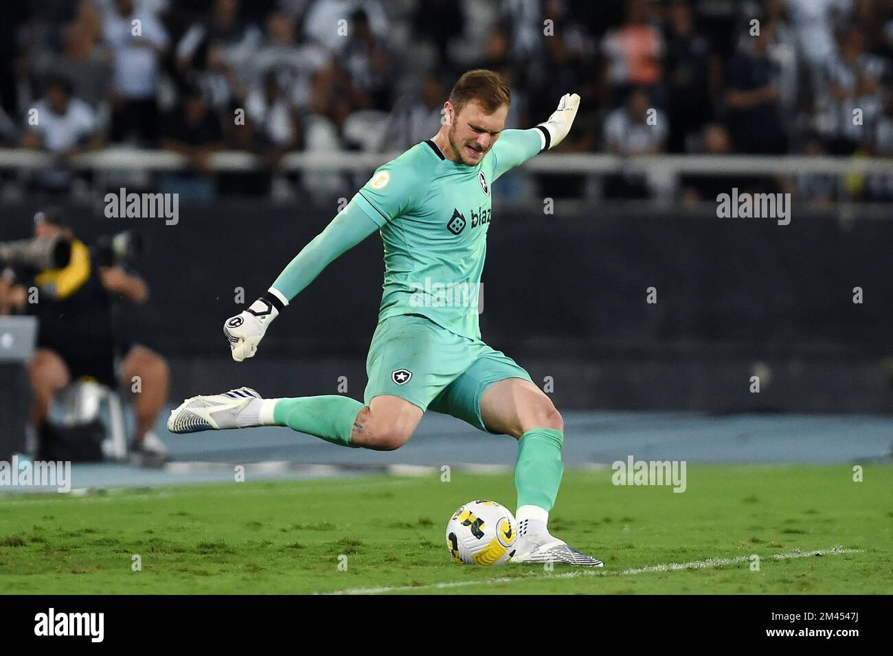 Rio de Janeiro, Brazil,November 10, 2022. Botafogo goalkeeper Lucas ...