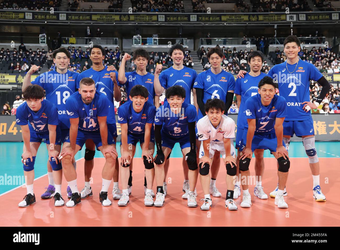 Tokyo Gymnasium, Tokyo, Japan. 18th Dec, 2022. Toray Arrows team group line-up, DECEMBER 18 ...