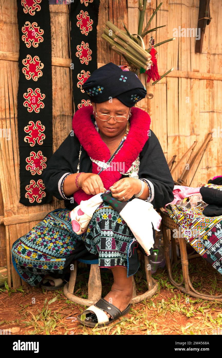 Mien tribe hi-res stock photography and images - Alamy