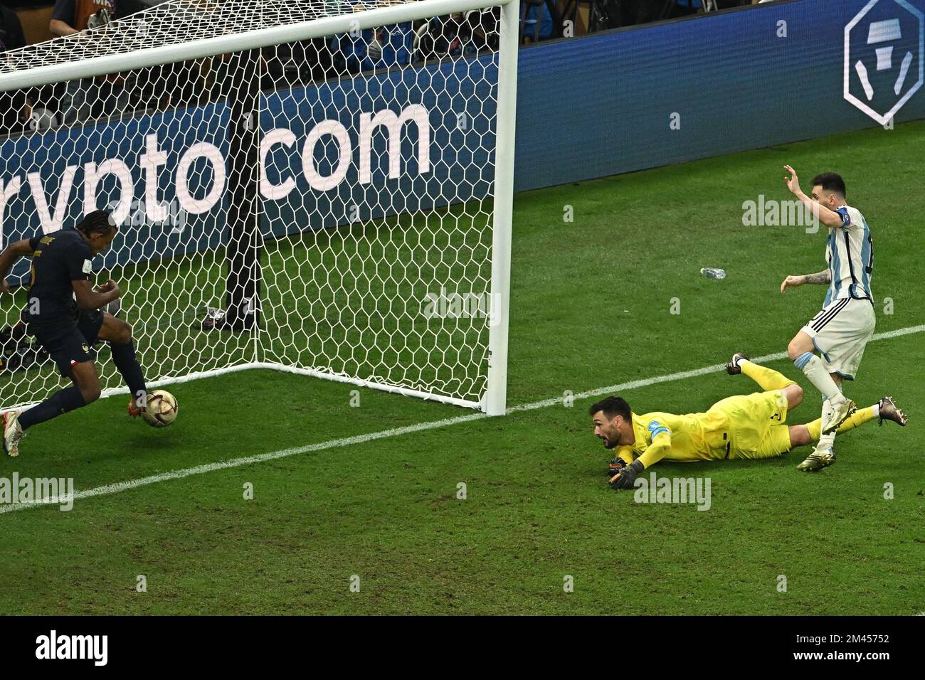 Lionel Messi of Argentina and Hugo Lloris Capitaine of France during ...