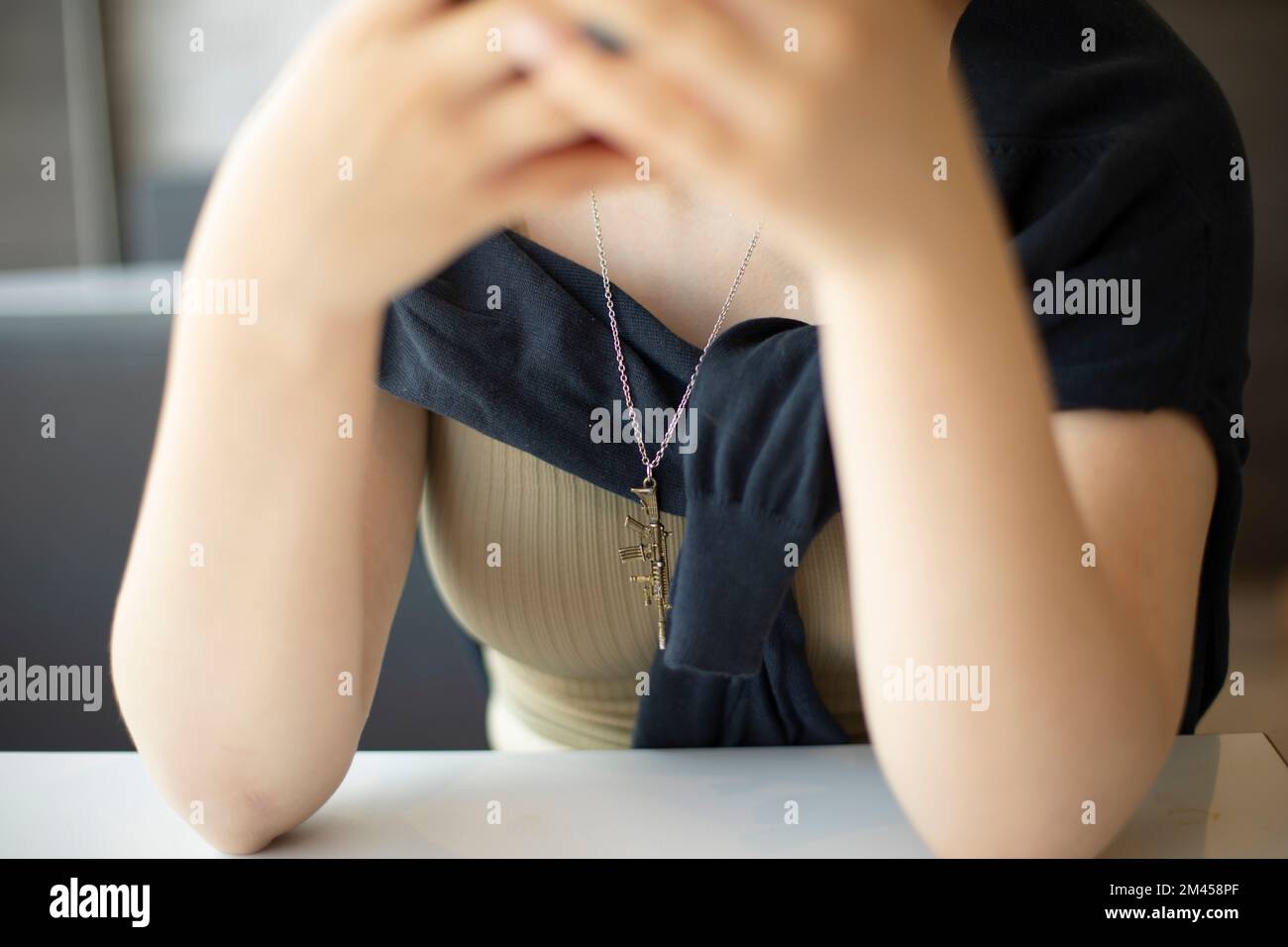 Elbows table hi-res stock photography and images - Alamy