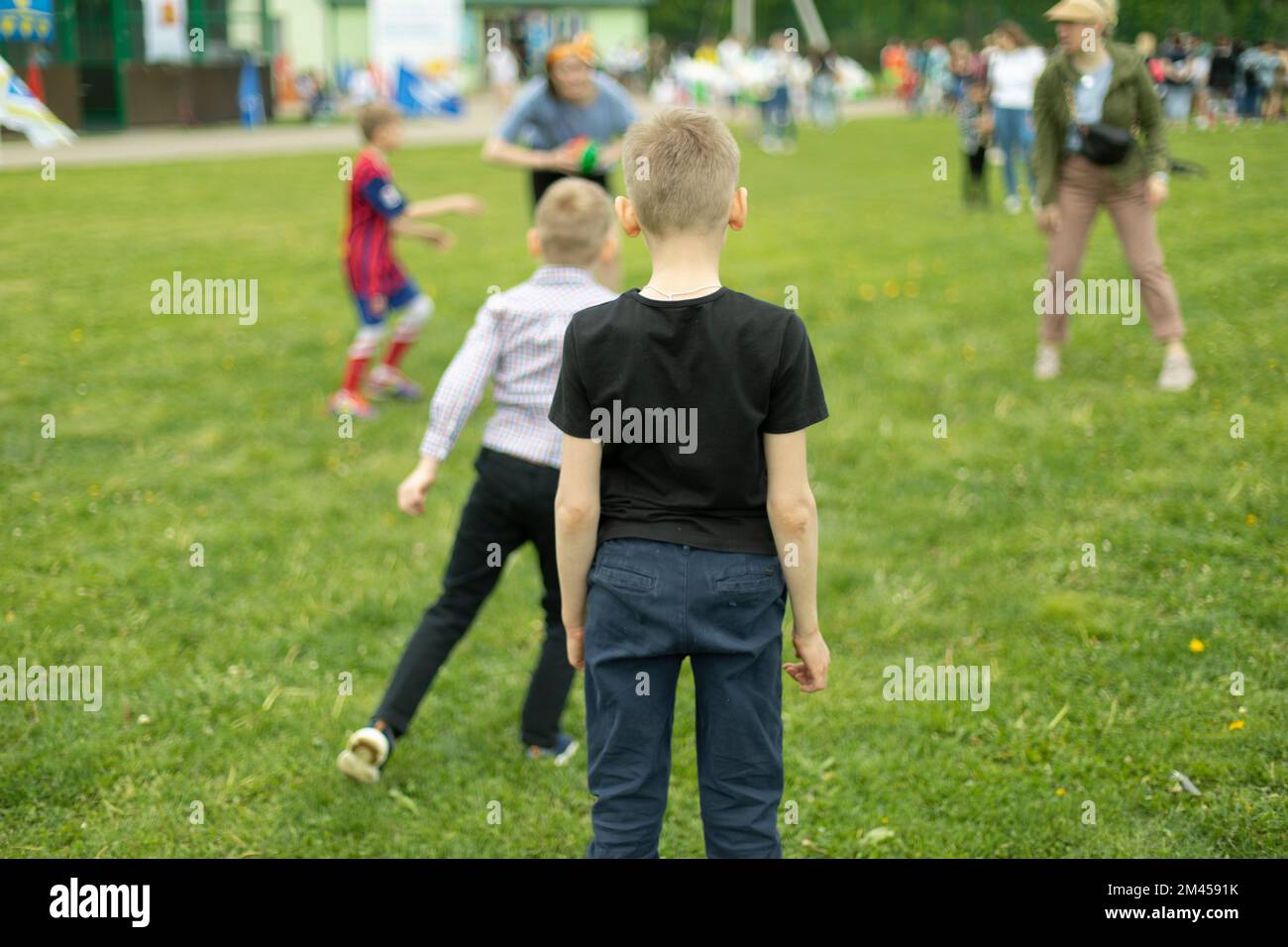 Child from behind hi-res stock photography and images - Alamy
