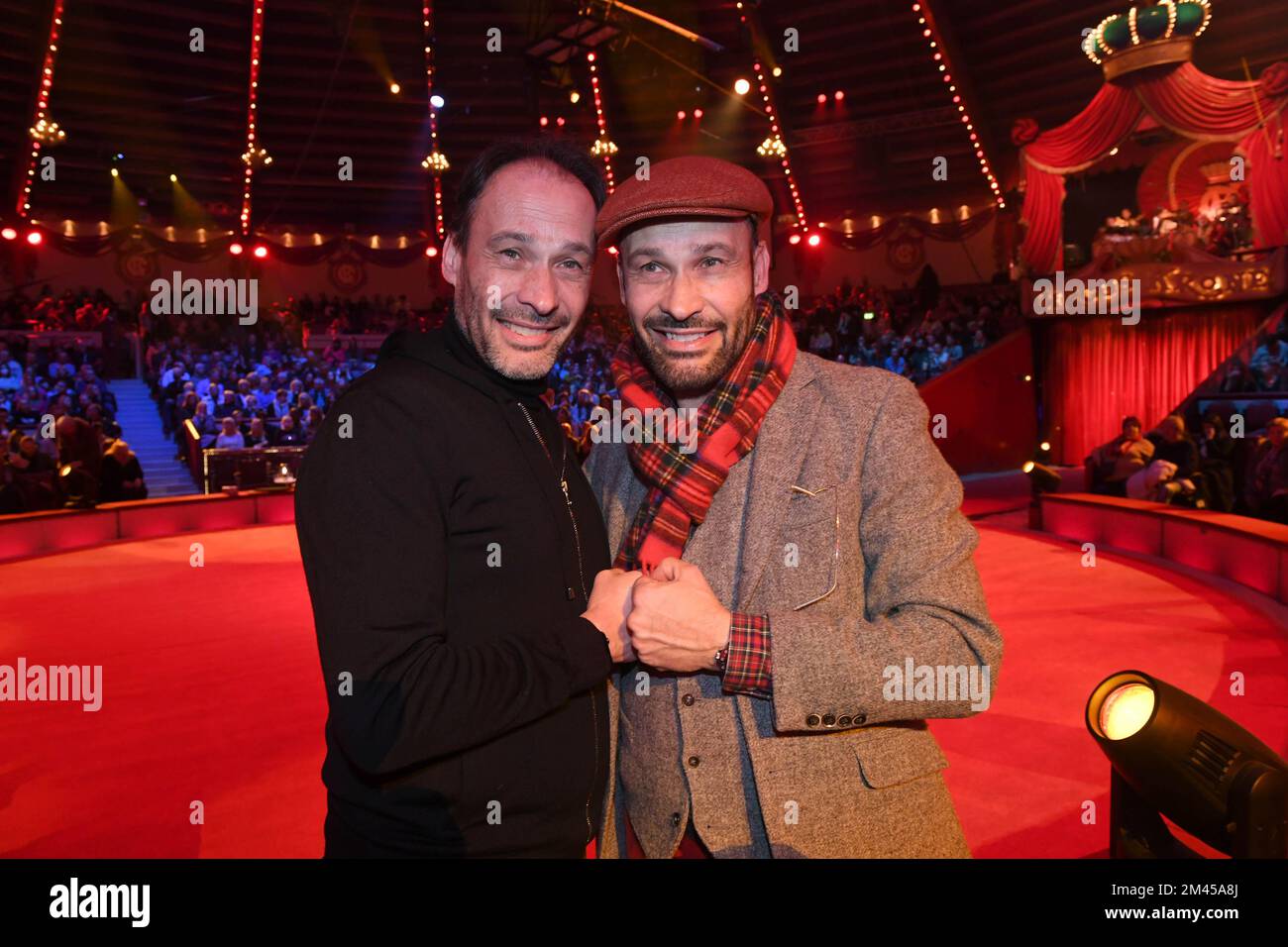 Munich, Germany. 09th Dec, 2022. Actor Alexander-Klaus Stecher (r) and ...