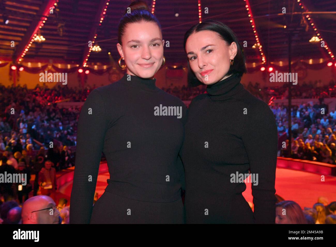 Munich, Germany. 09th Dec, 2022. Actress Mimi Fiedler (r) stands with ...
