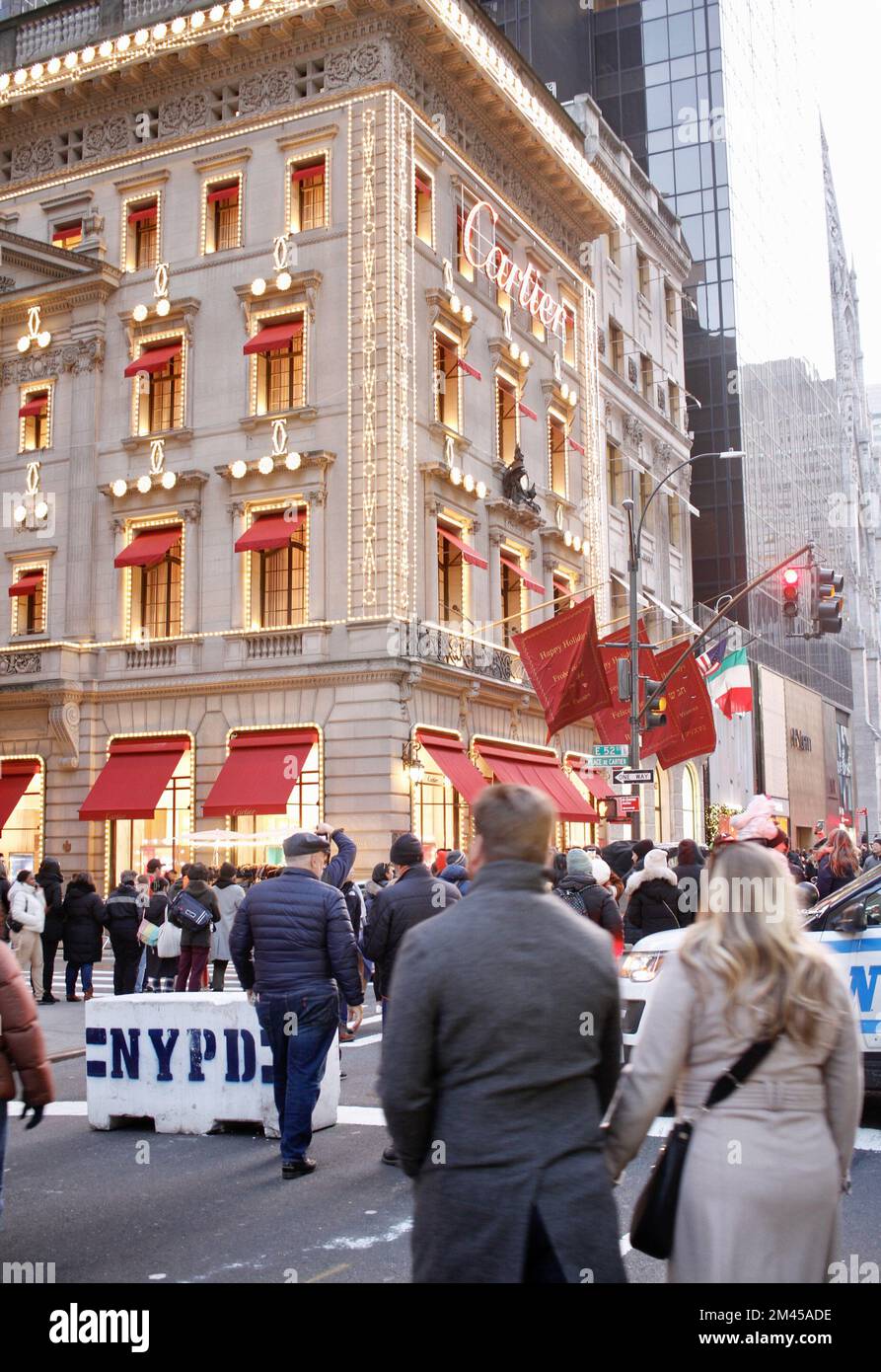 New York, USA. 18th Dec, 2022. (NEW) New York's Fifth Avenue Goes Car ...