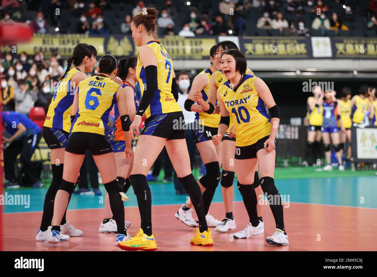 Tokyo Gymnasium, Tokyo, Japan. 17th Dec, 2022. Toray Arrows team group ...