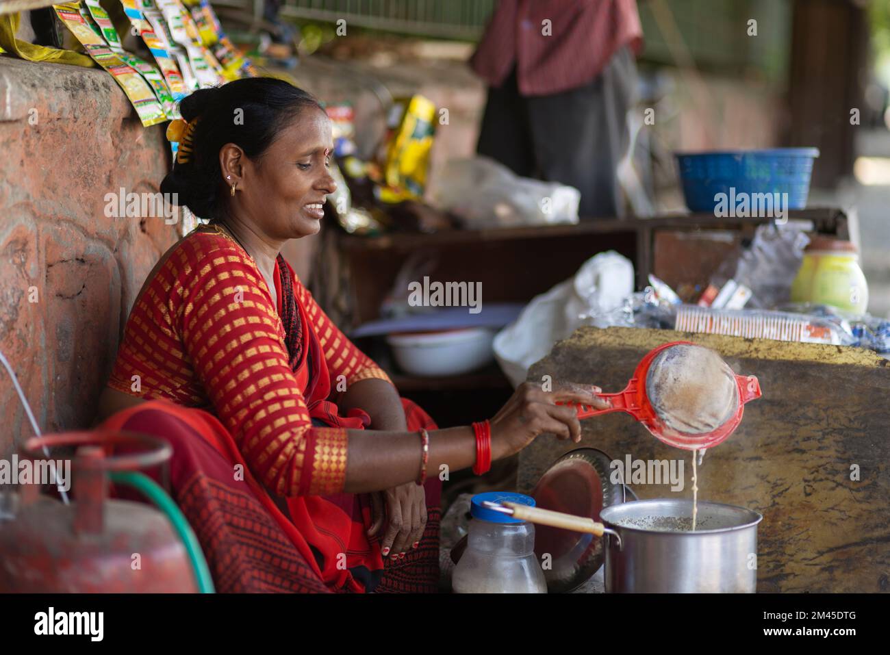 Female vendor making chai on a roadside tea stall Stock Photo - Alamy