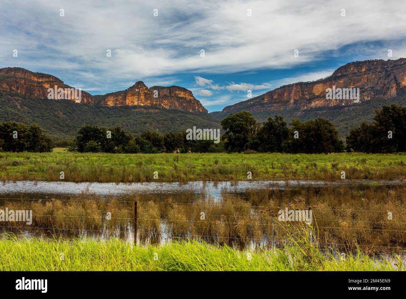 Views of the wilderness and rugged cliffs from the Capertee Valley in ...