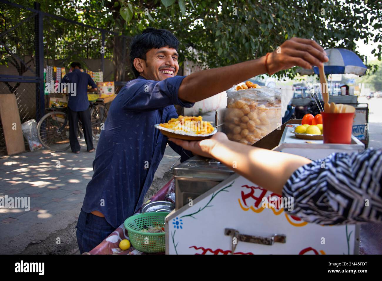 Young male vendor selling corn chat Stock Photo - Alamy