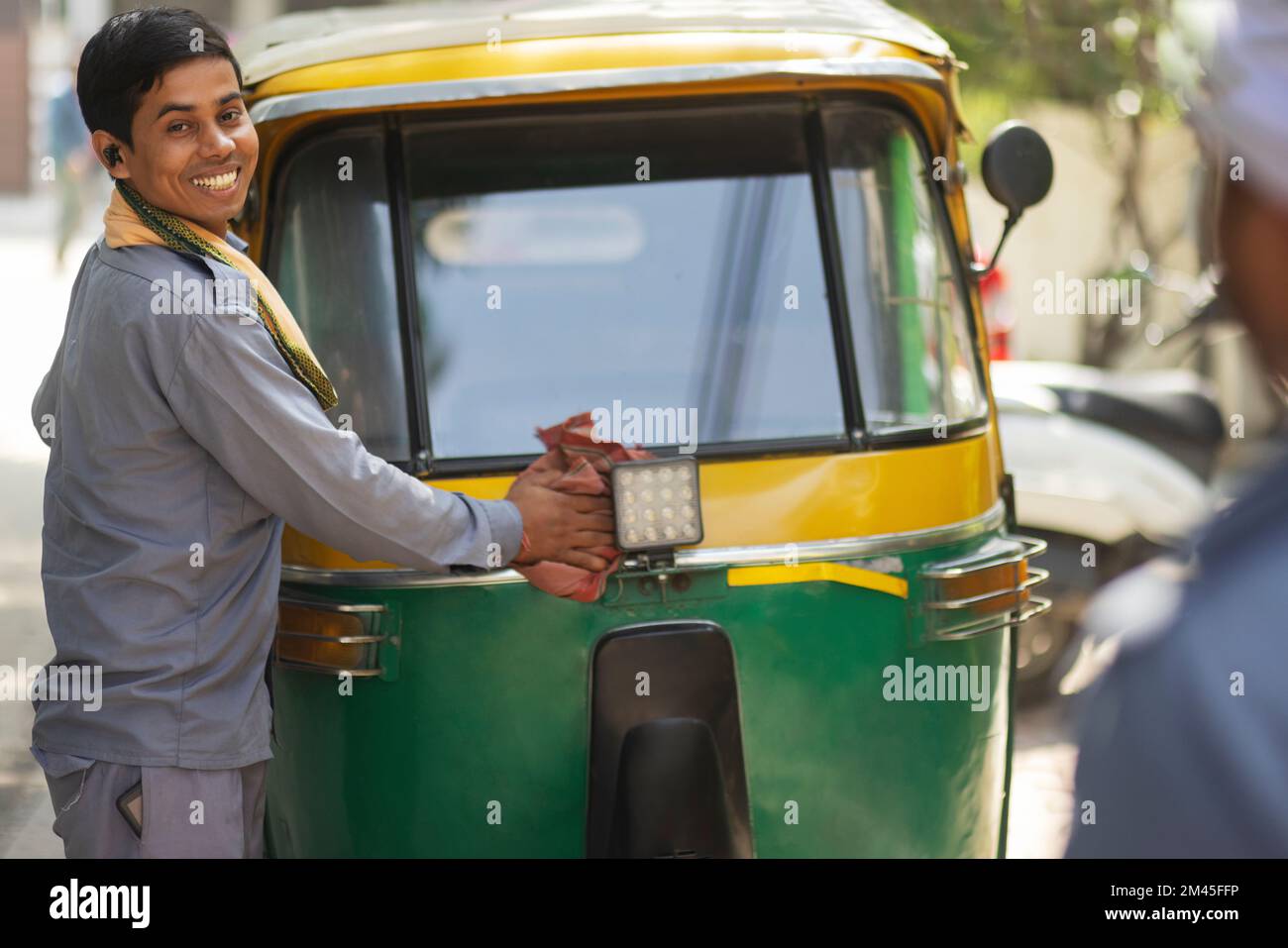 Front of auto rickshaw hi-res stock photography and images - Alamy