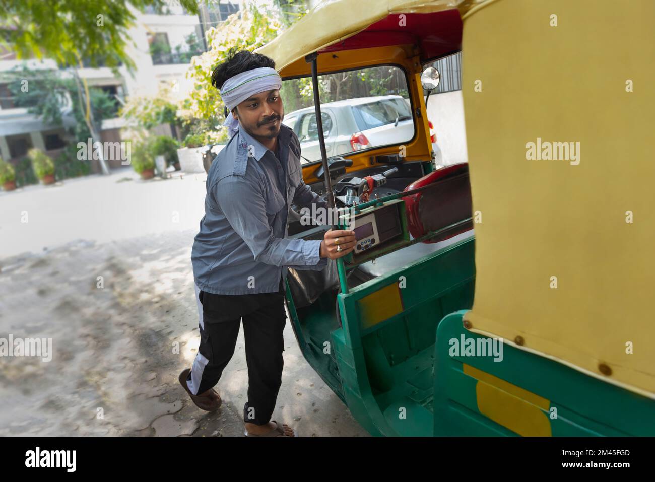 Auto stand hi-res stock photography and images - Alamy