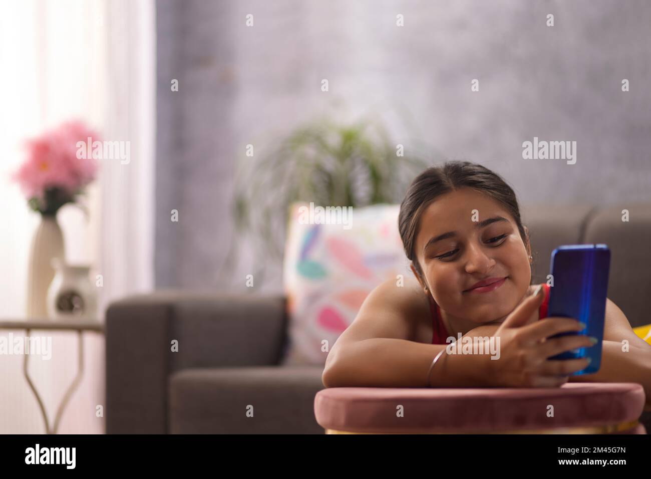 Teenage watching mobile hi-res stock photography and images - Alamy