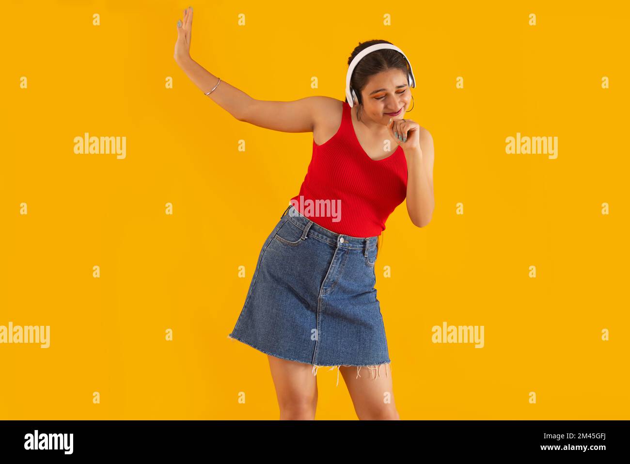 Girl singing with headphones hi-res stock photography and images - Alamy