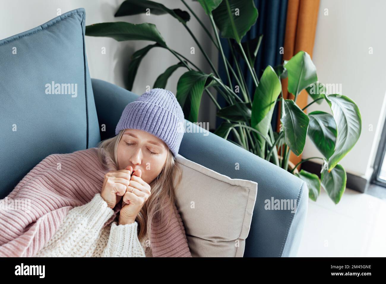 Woman energy bill worried hi-res stock photography and images - Alamy