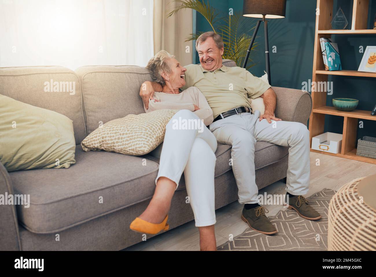 Woman man happy home comedy hi-res stock photography and images - Alamy