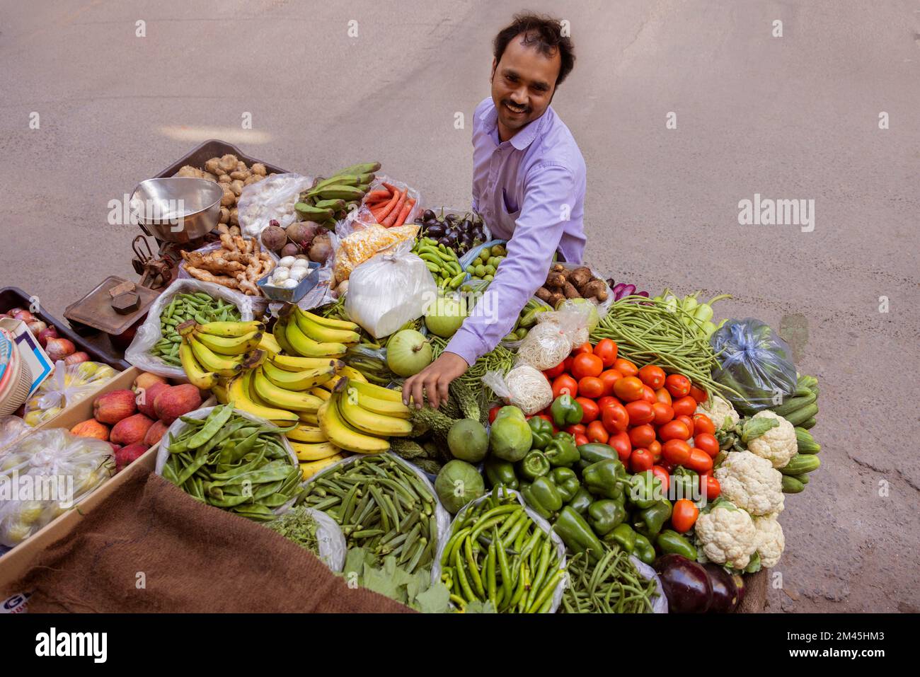 Indian roadside vegetable vendor hi-res stock photography and images - Alamy