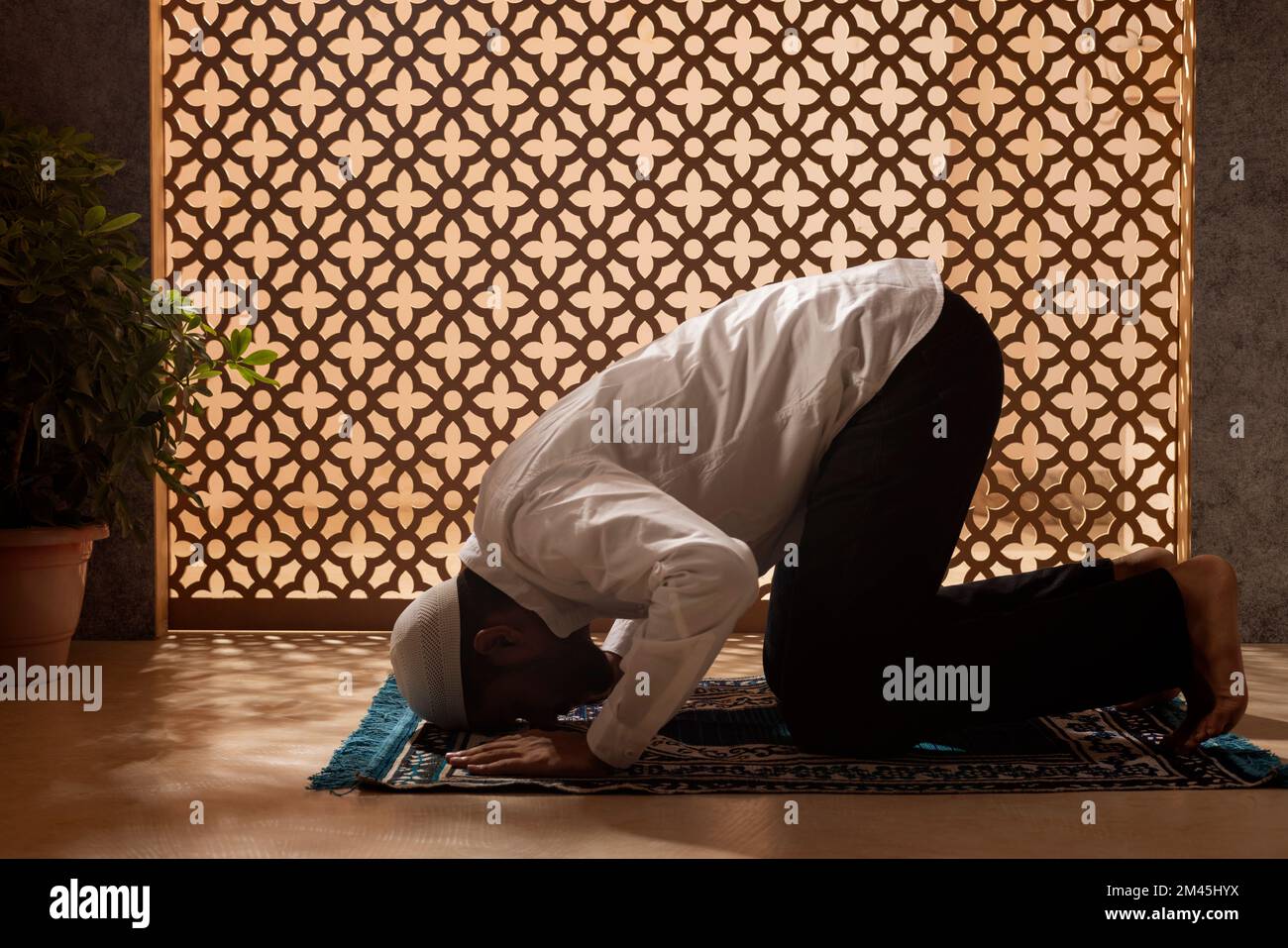 Muslim praying home hi-res stock photography and images - Alamy