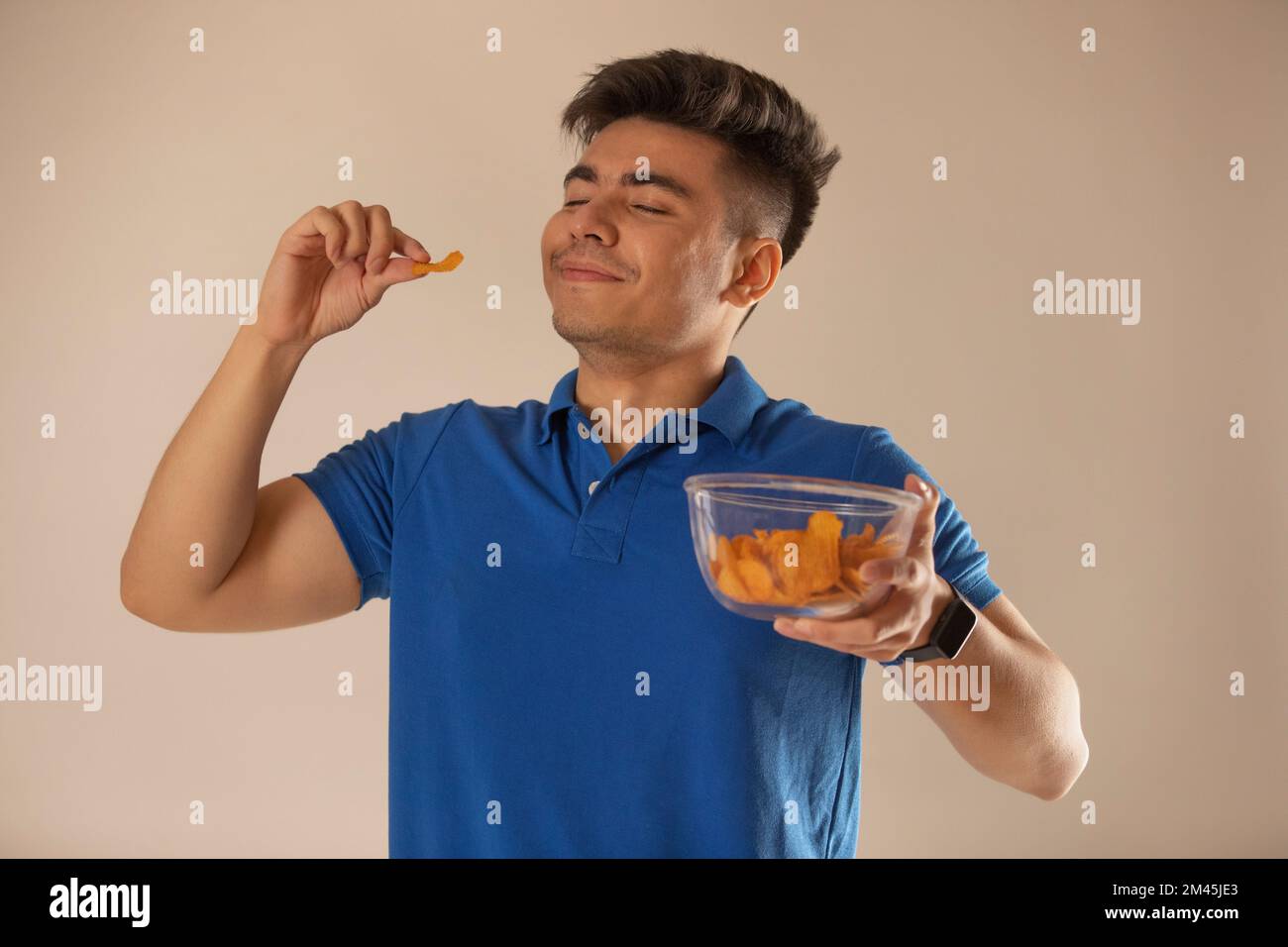 Man eating potato chips hi-res stock photography and images - Alamy