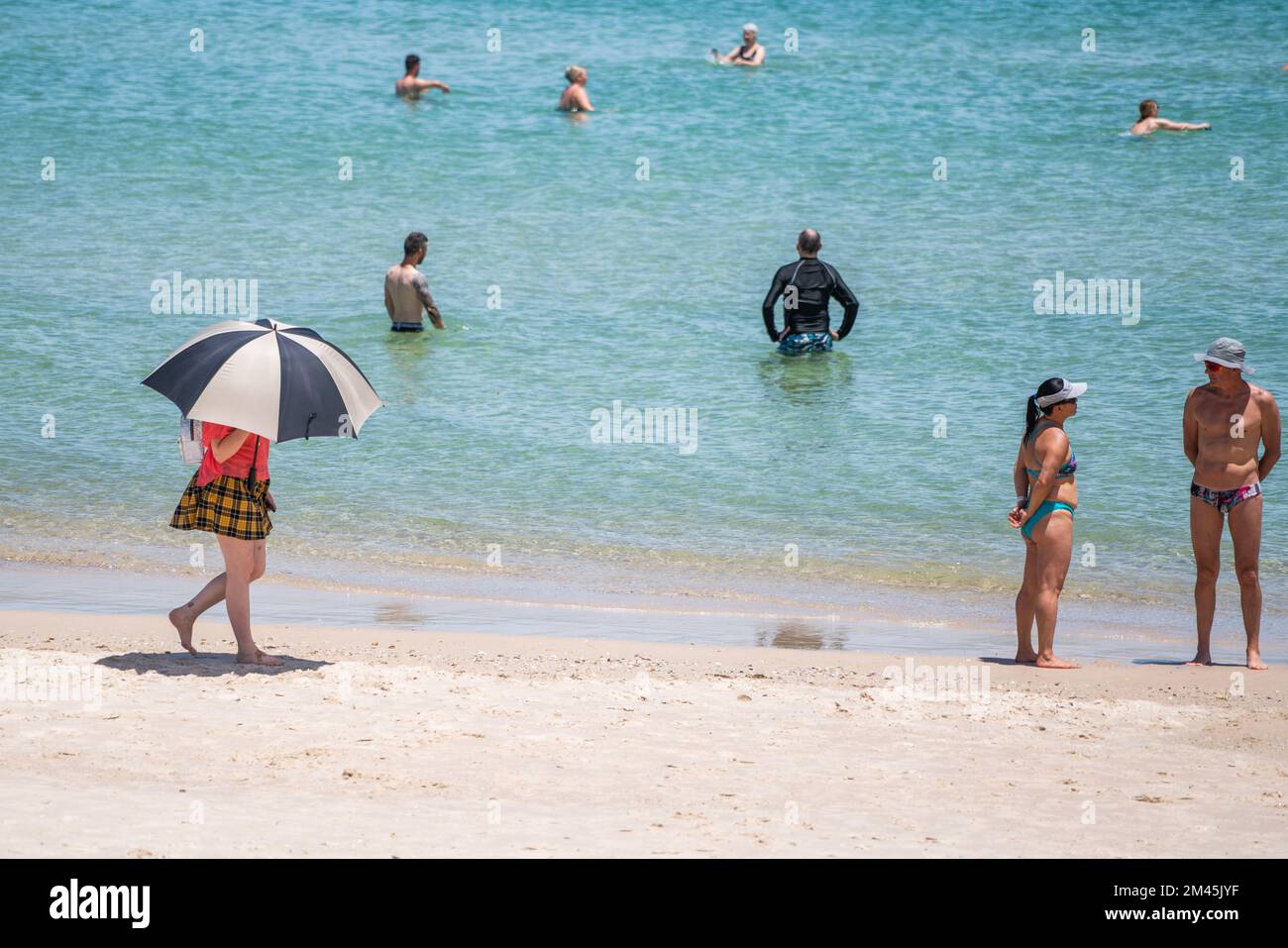 Adelaide, Australia. 19 December 2022. People enjoying the hot weather ...