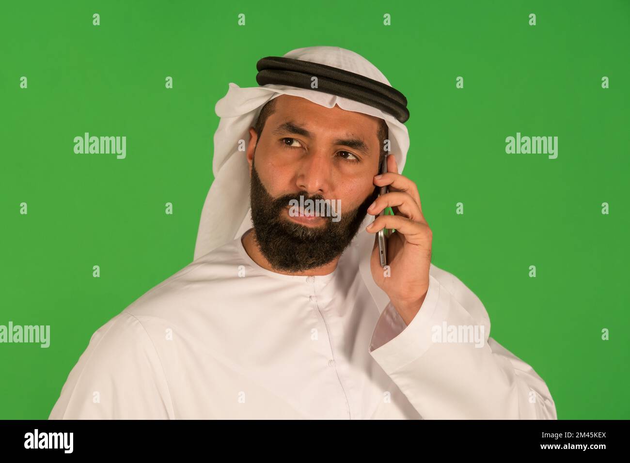 Emirati man using mobile phone Stock Photo - Alamy