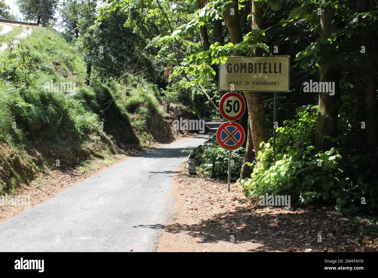 Narrow road with streets signs in the Italian Tuscany hills, Gombitelly ...