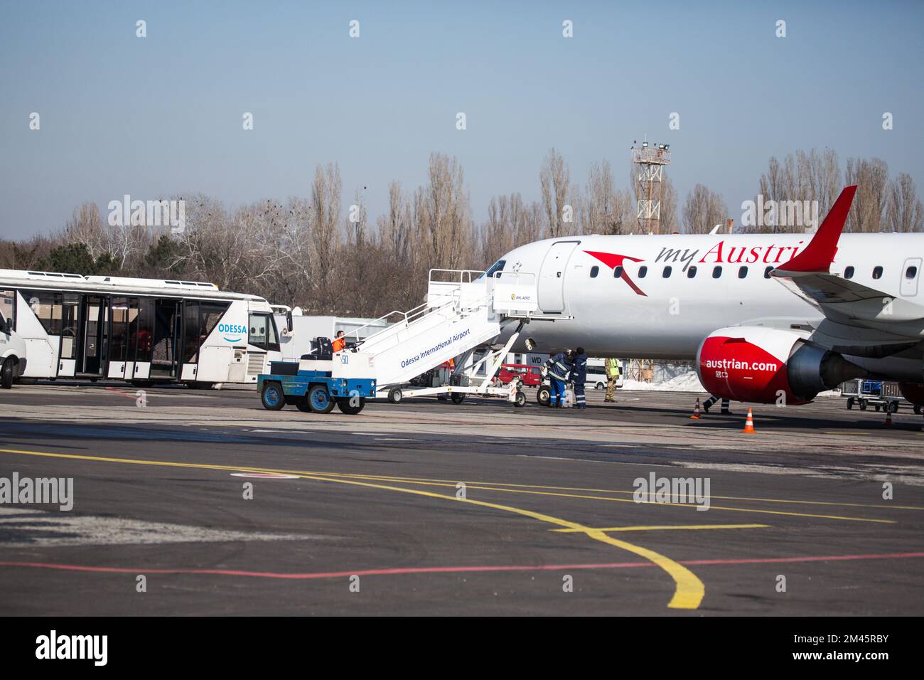 Airplane wing during landing in hi-res stock photography and images - Alamy