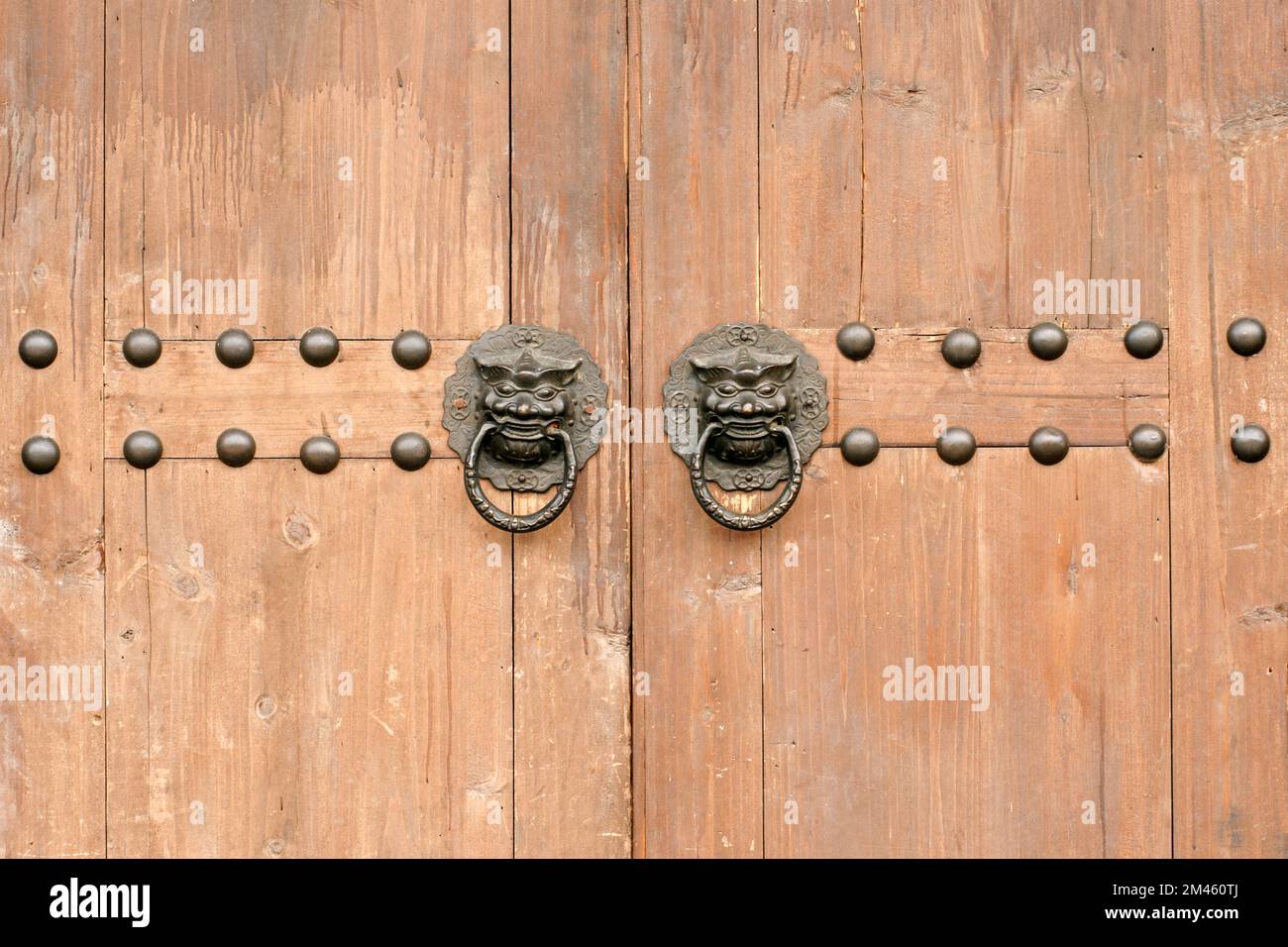 Art of wooden door on traditional Chinese house Stock Photo - Alamy