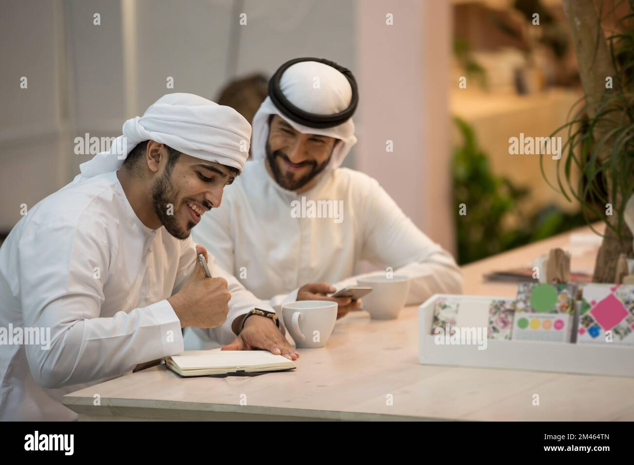 Emirati men sitting in a cafe Stock Photo - Alamy