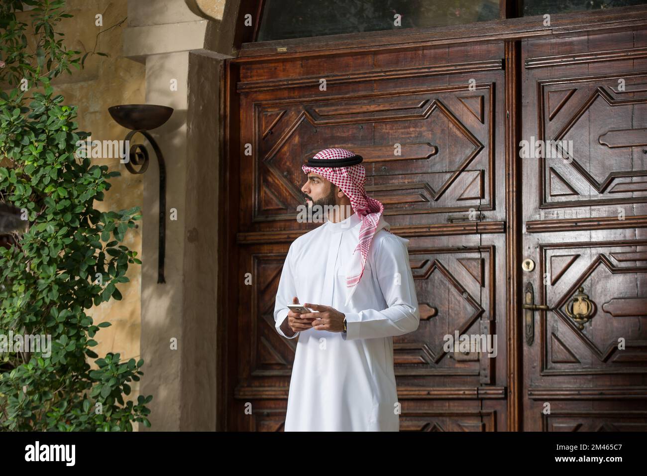 Saudi man with mobile phone hi-res stock photography and images - Alamy