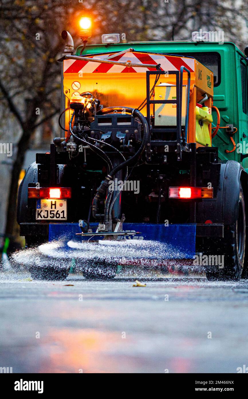 Hanover, Germany. 19th Dec, 2022. A gritting vehicle spreads grit in ...