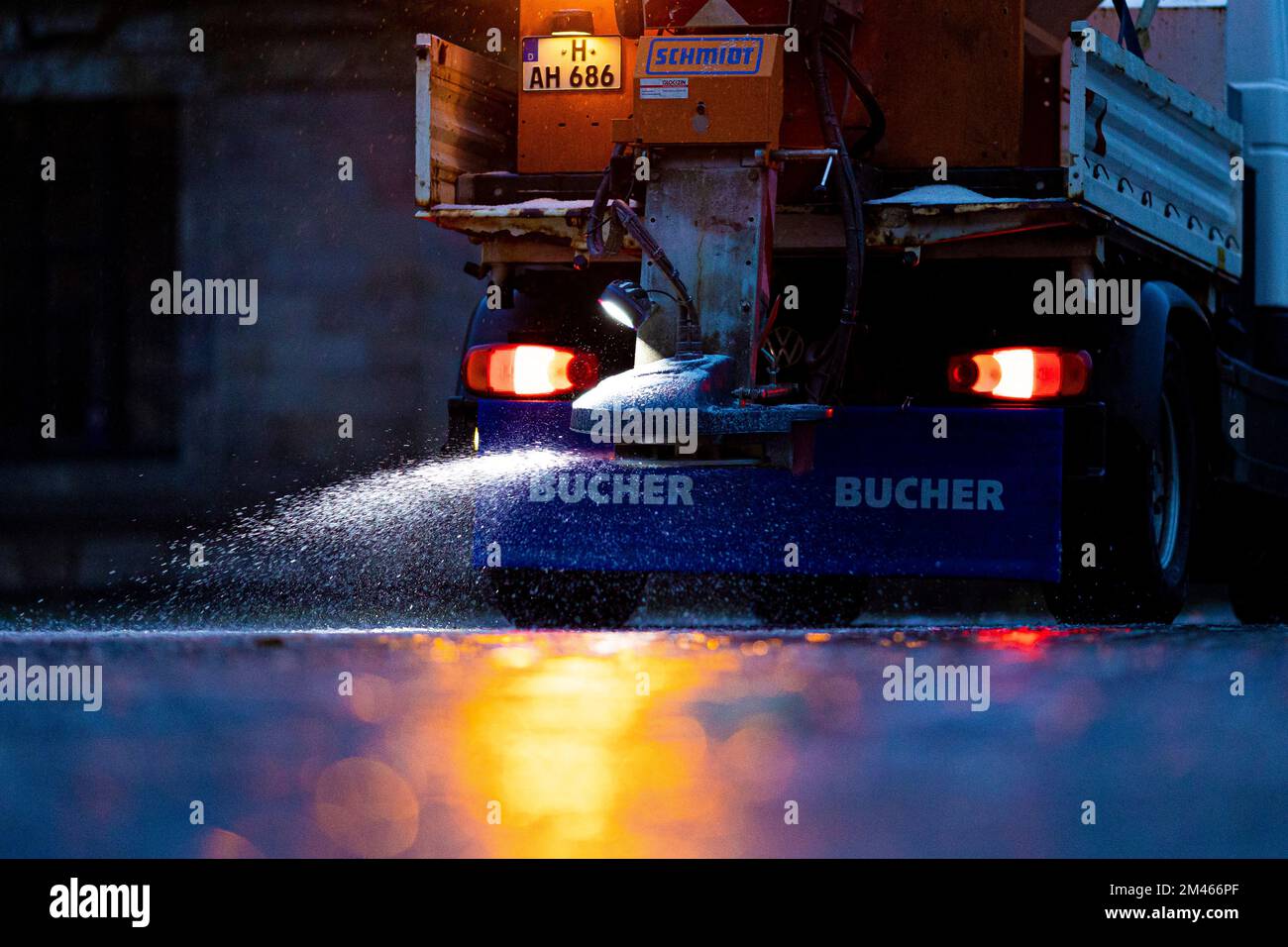 Hanover, Germany. 19th Dec, 2022. A gritting vehicle spreads grit on ...