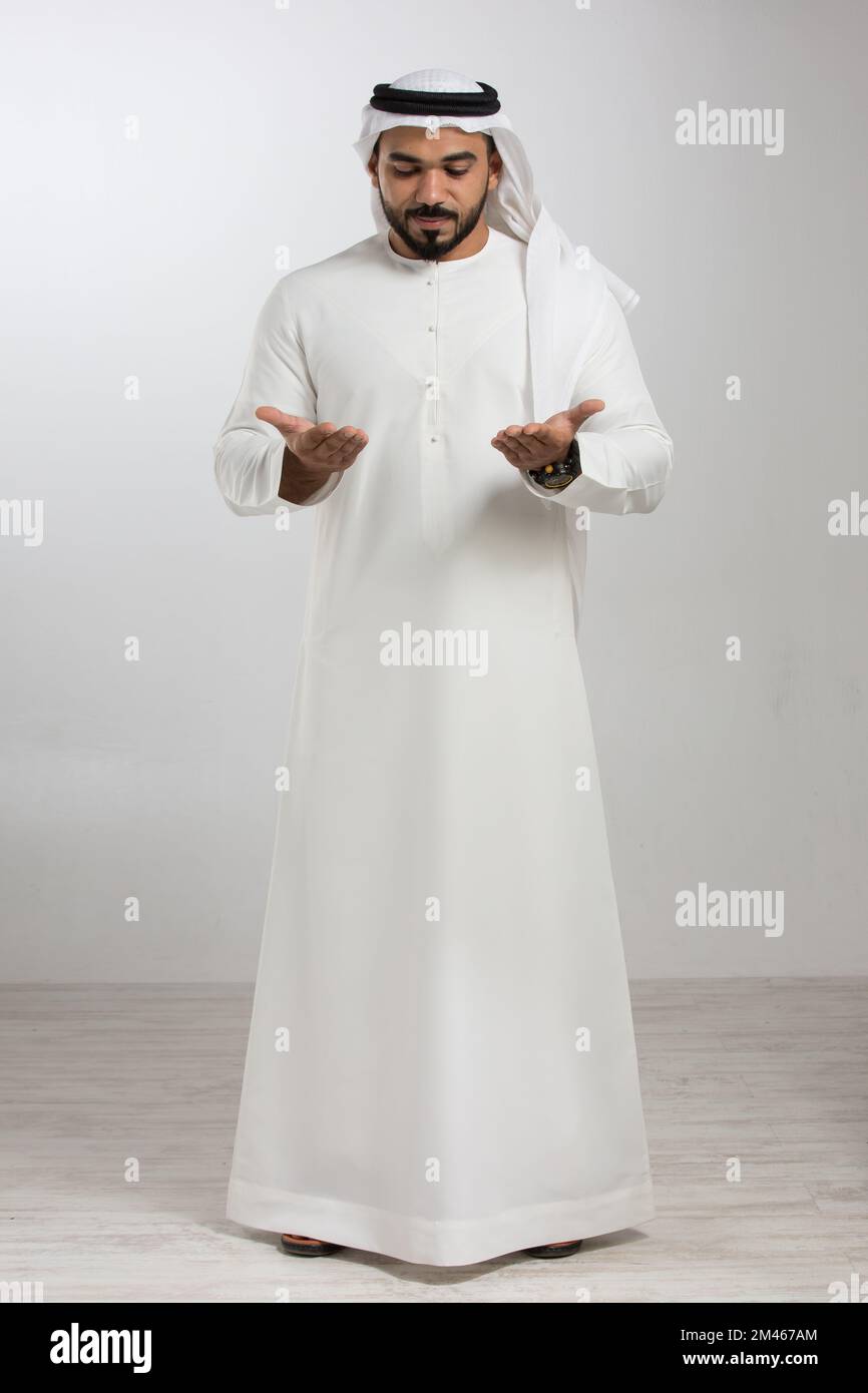 Arab men holding hands hi-res stock photography and images - Alamy