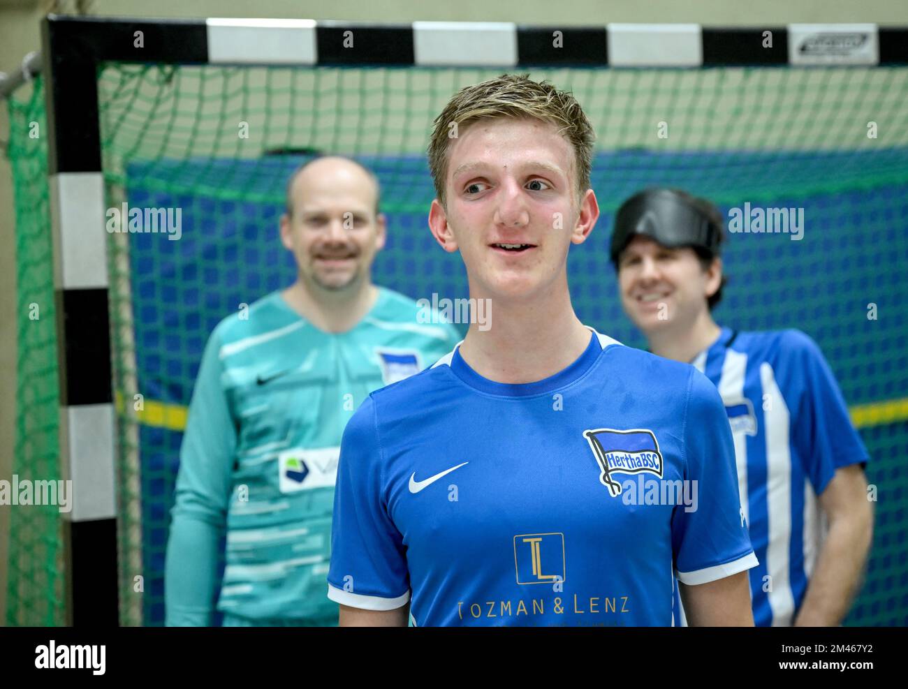 Berlin, Germany. 15th Dec, 2022. Blind soccer players Emilio Eichler (m ...