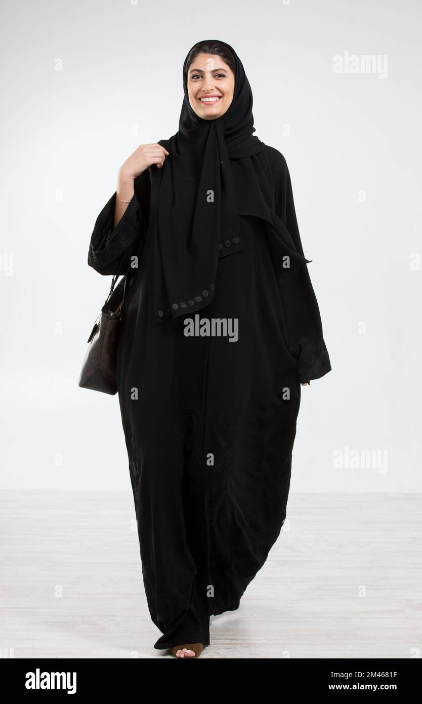 Arab woman carrying a handbag Stock Photo - Alamy