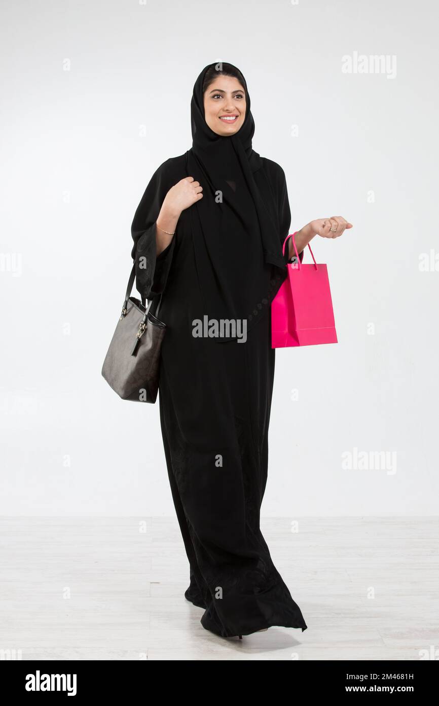 Saudi arabian woman fashion hi-res stock photography and images - Alamy