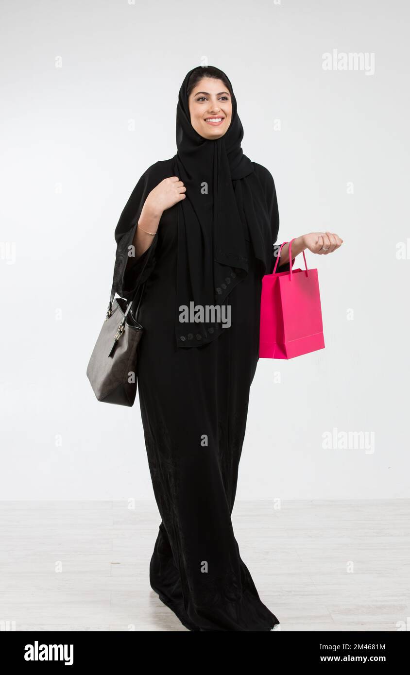 Arab woman carrying a shopping bag Stock Photo - Alamy