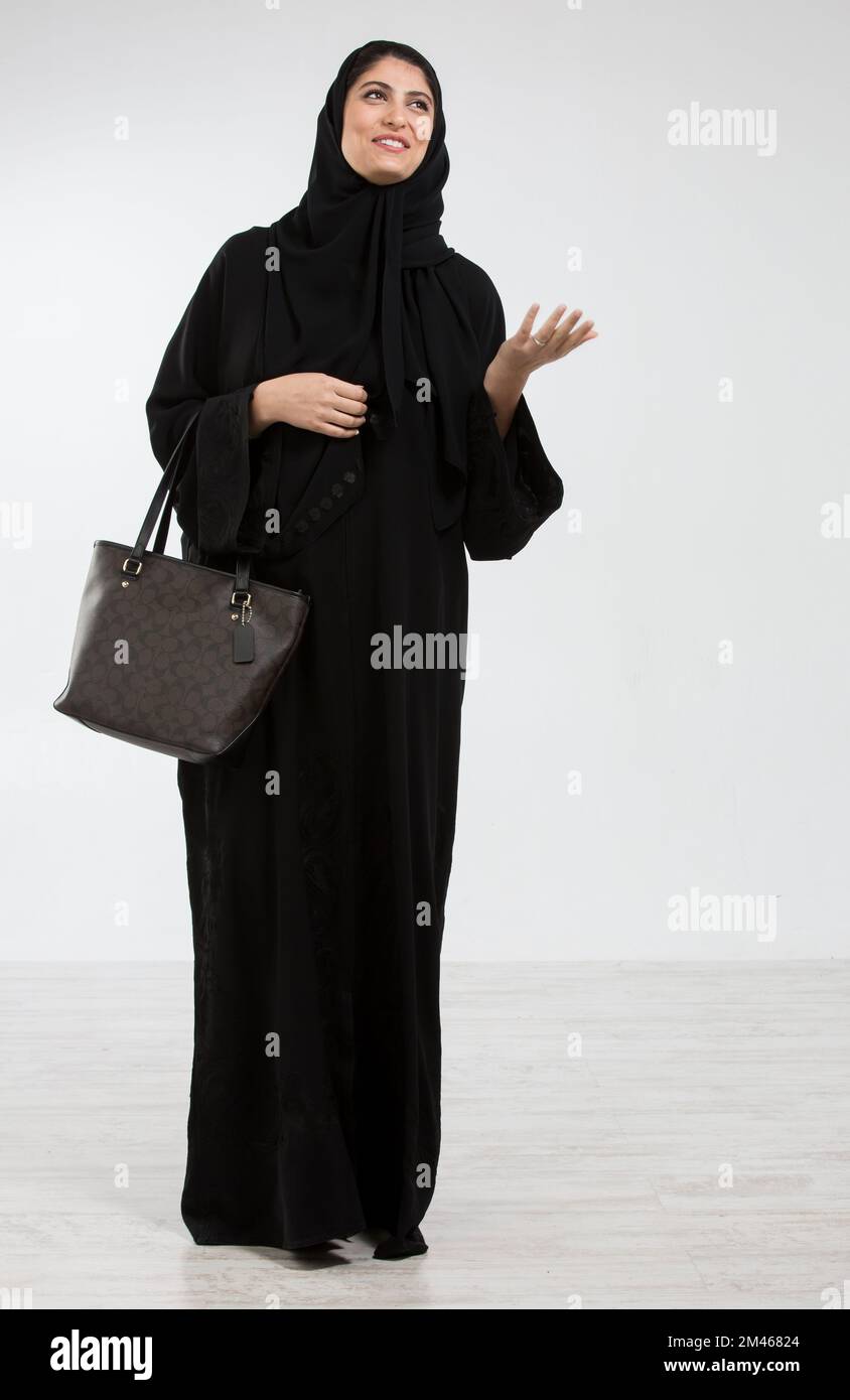 Arab woman carrying a handbag Stock Photo - Alamy